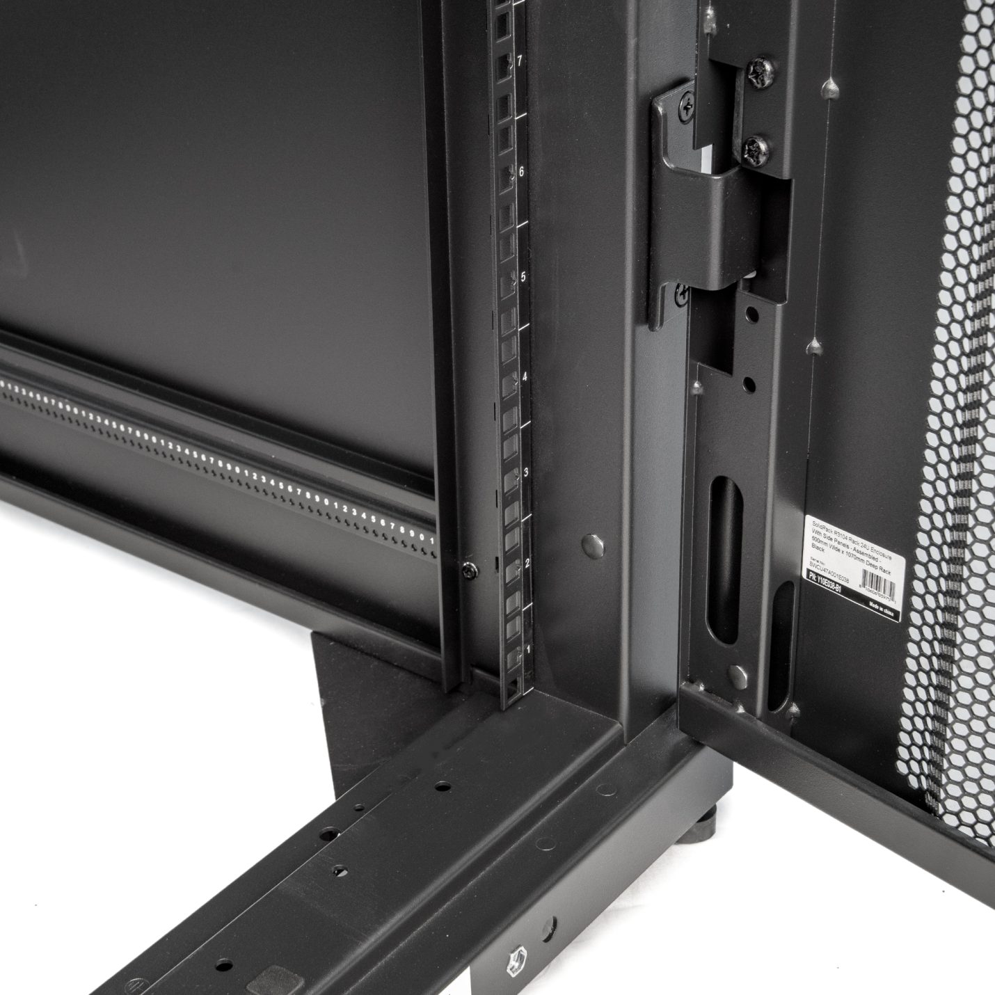 SolidRack R3104 Rack 24U Enclosure With Side Panels – Assembled – Rocstor